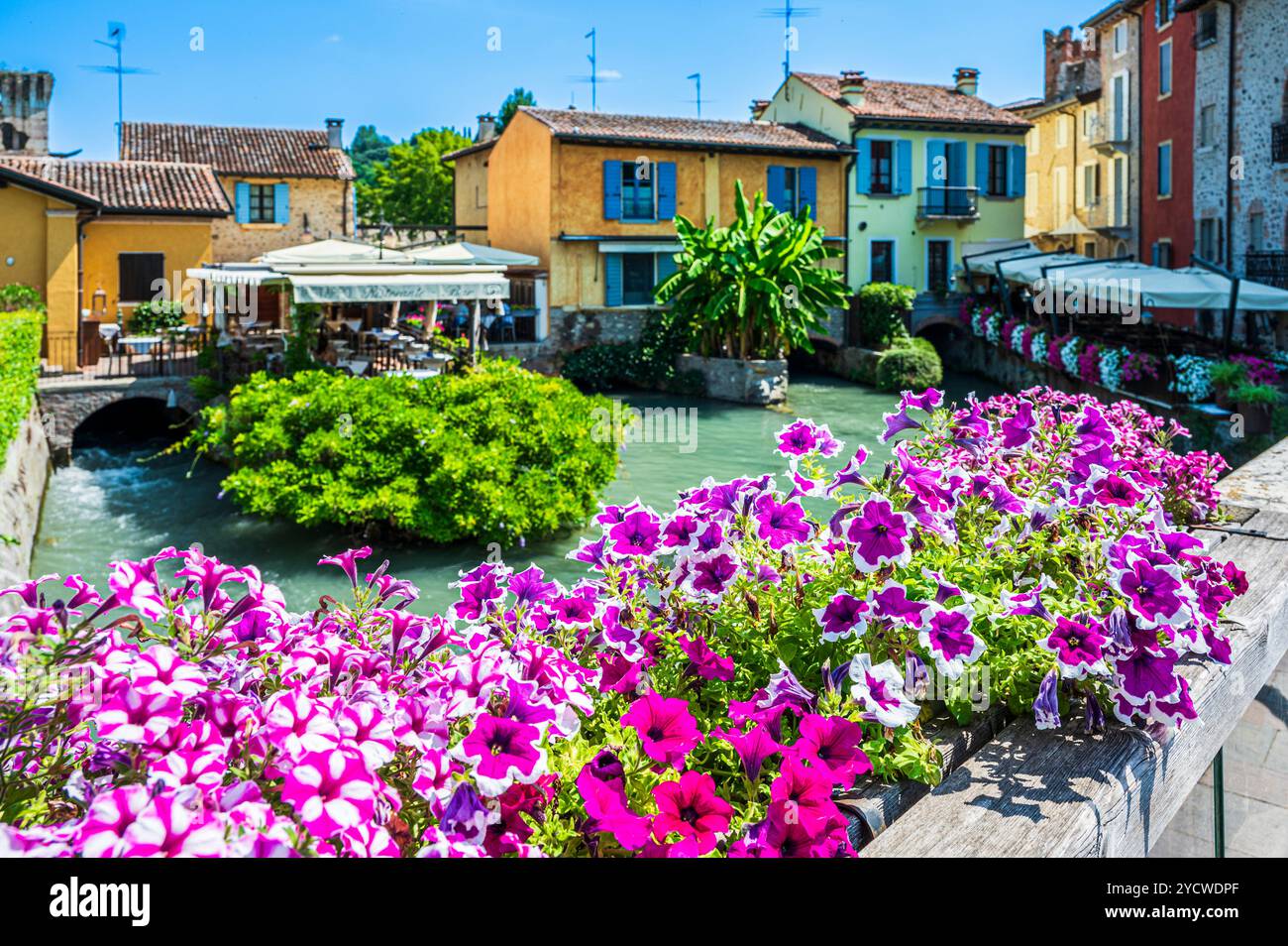Summer on the Mincio river. Historic village of Borghetto sul Mincio ...