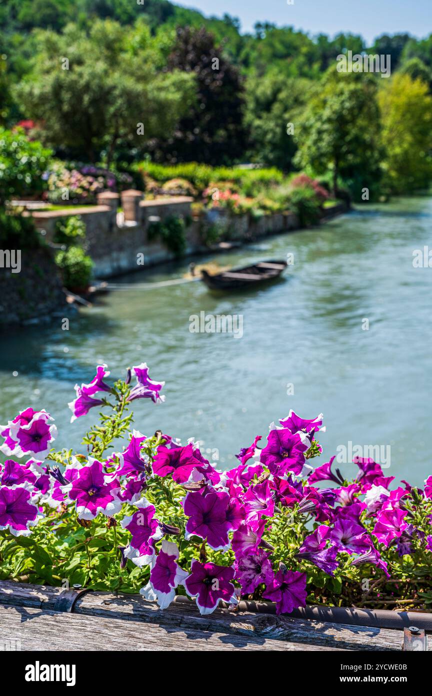 Summer on the Mincio river. Historic village of Borghetto sul Mincio ...