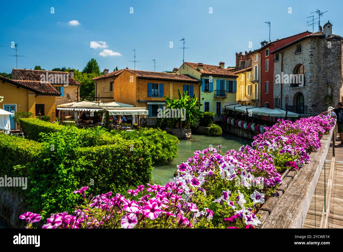 Summer on the Mincio river. Historic village of Borghetto sul Mincio ...