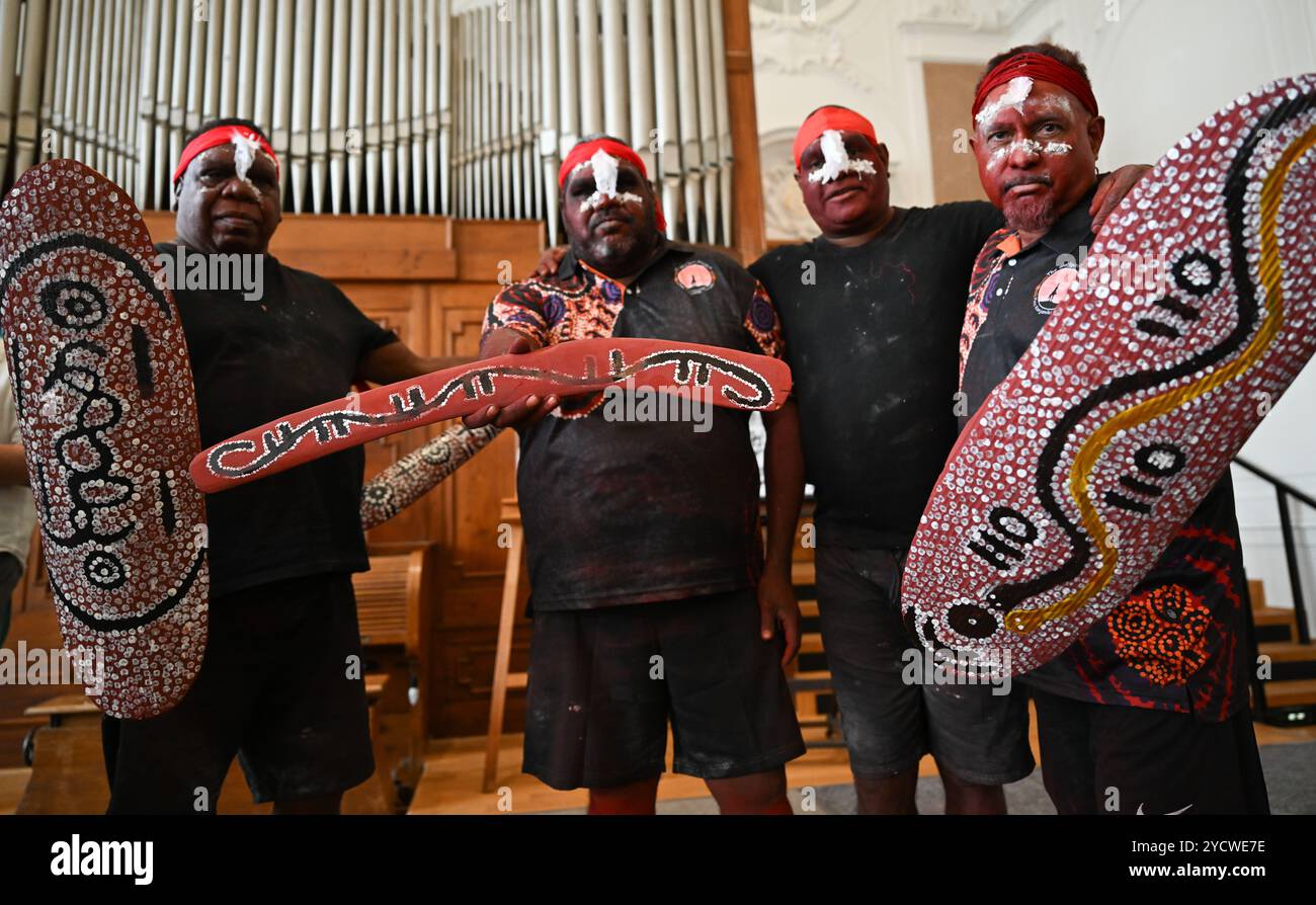 24 October 2024, Hesse, Frankfurt/Main: Men of the Warlpiri community ...