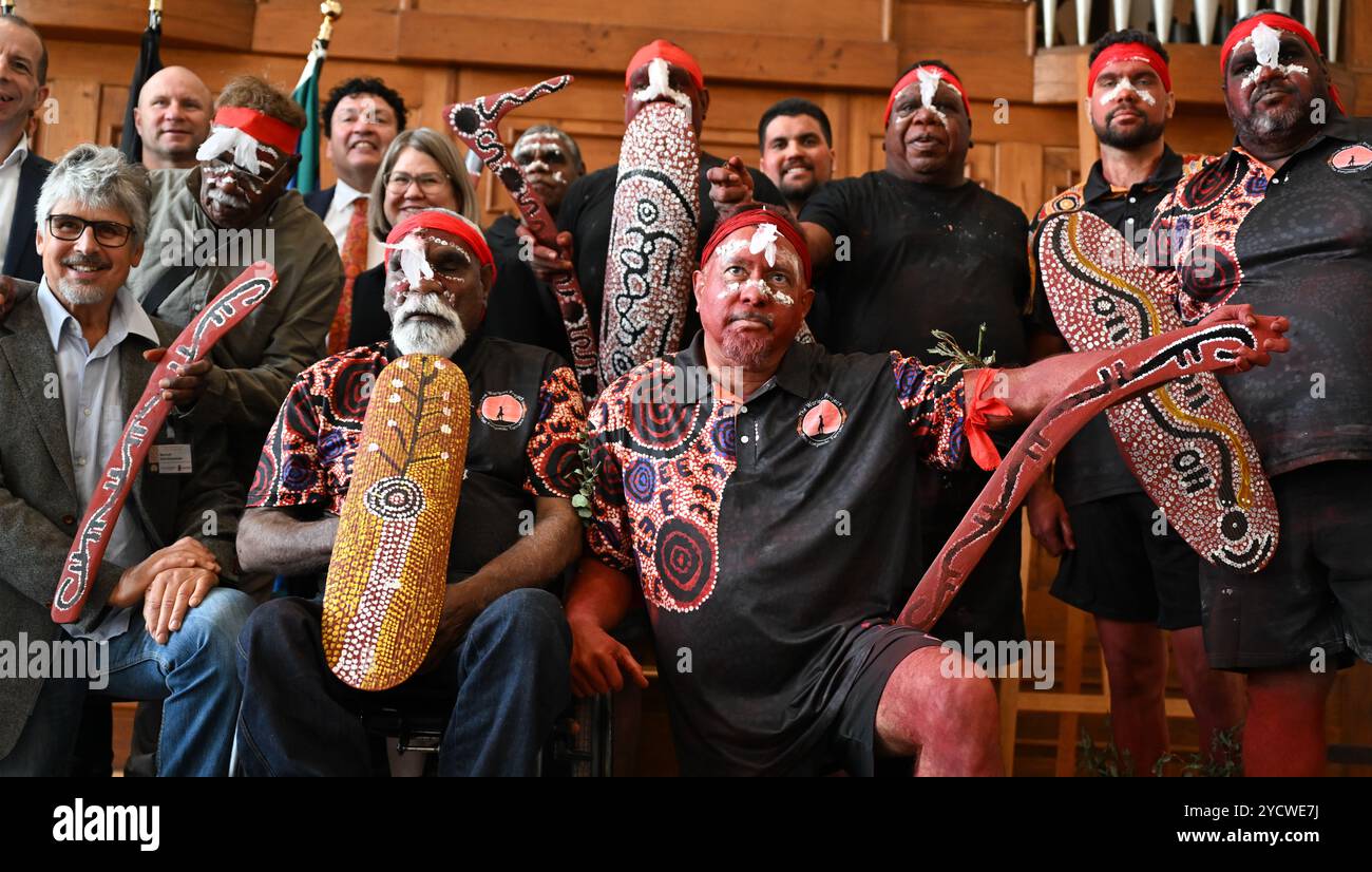 24 October 2024, Hesse, Frankfurt/Main: Ned Jampitjinpa Hargraves (2nd ...