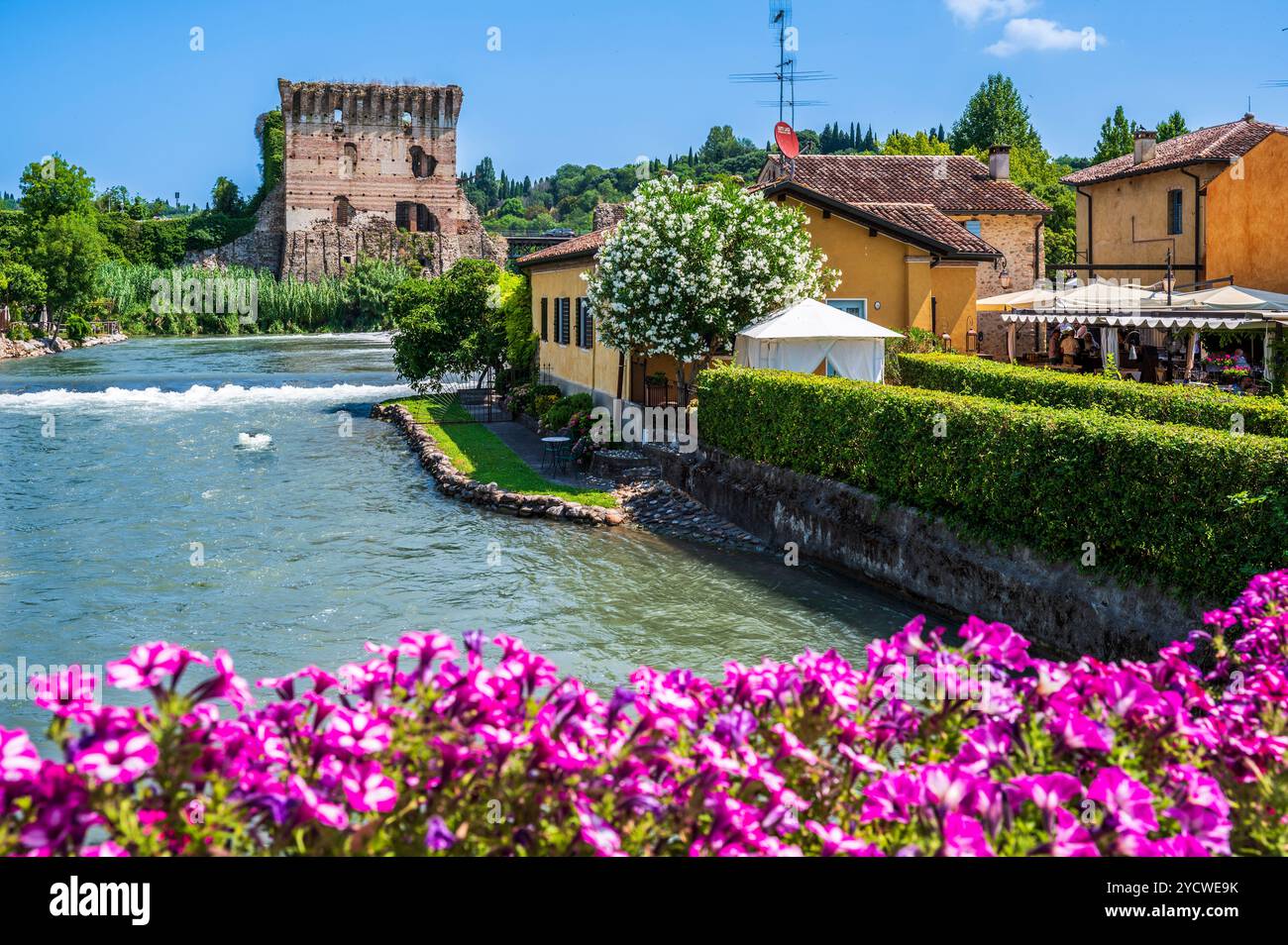 Summer on the Mincio river. Historic village of Borghetto sul Mincio ...