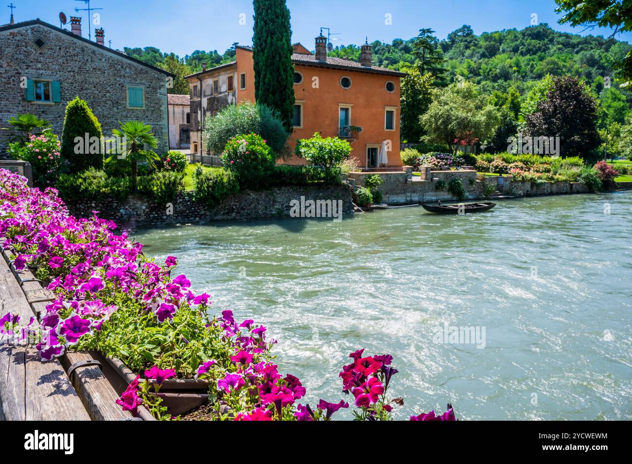 Summer on the Mincio river. Historic village of Borghetto sul Mincio ...