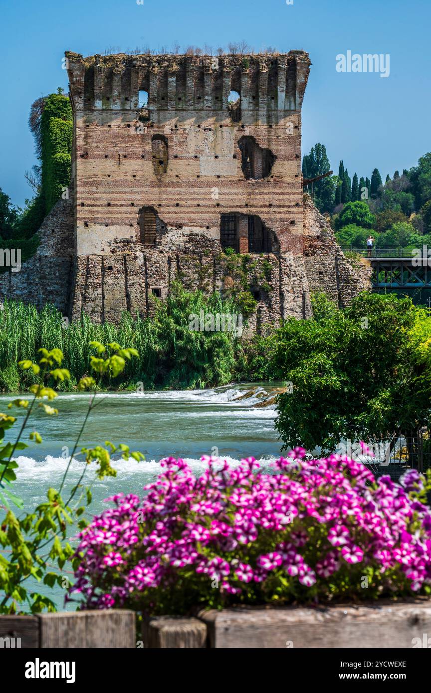 Summer on the Mincio river. Historic village of Borghetto sul Mincio ...