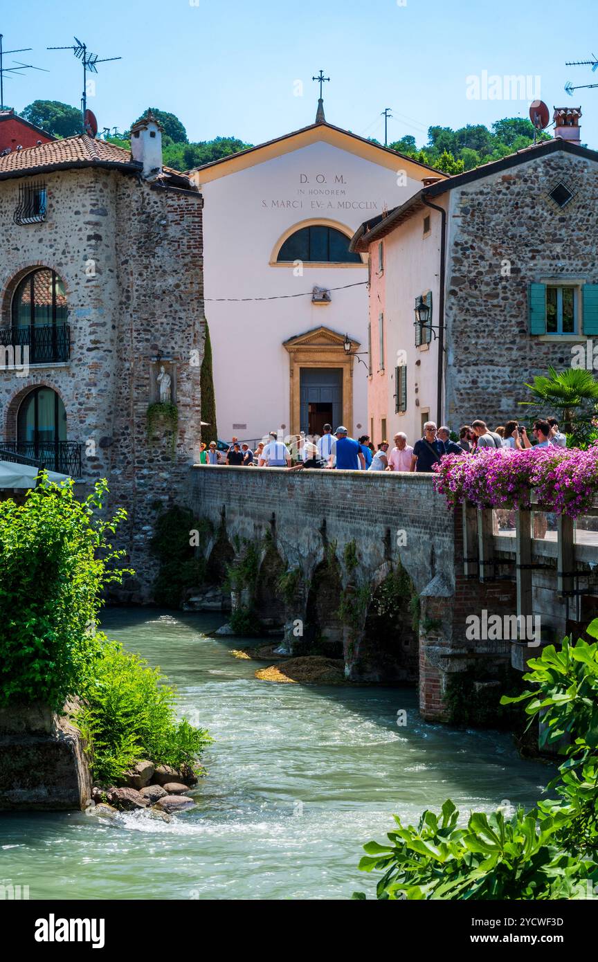 Summer on the Mincio river. Historic village of Borghetto sul Mincio ...