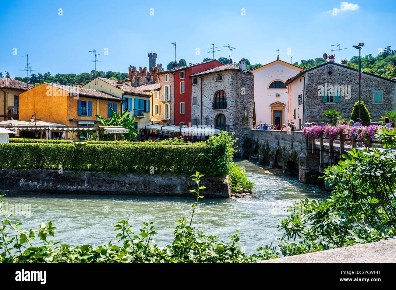 Summer on the Mincio river. Historic village of Borghetto sul Mincio ...
