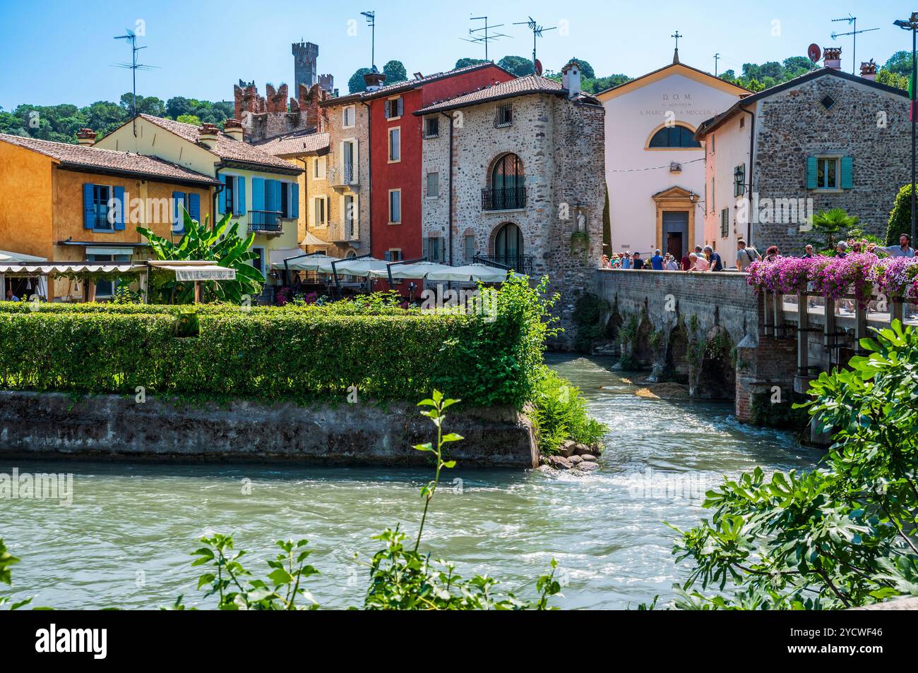 Summer on the Mincio river. Historic village of Borghetto sul Mincio ...