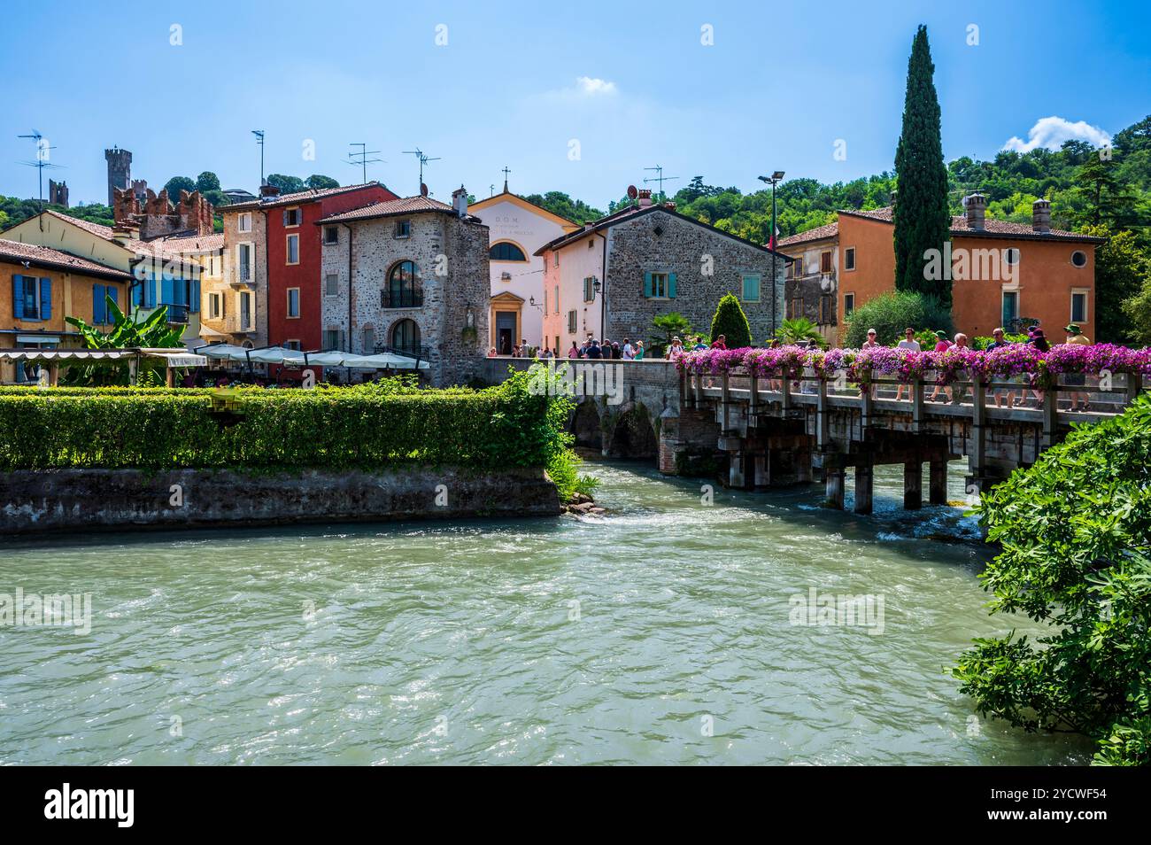 Summer on the Mincio river. Historic village of Borghetto sul Mincio ...