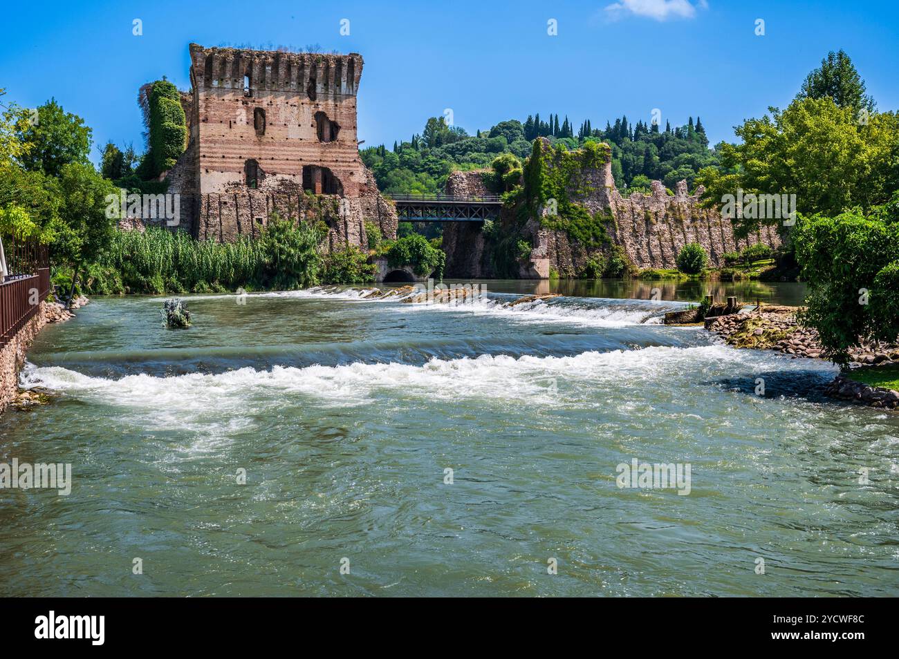 Summer on the Mincio river. Historic village of Borghetto sul Mincio ...