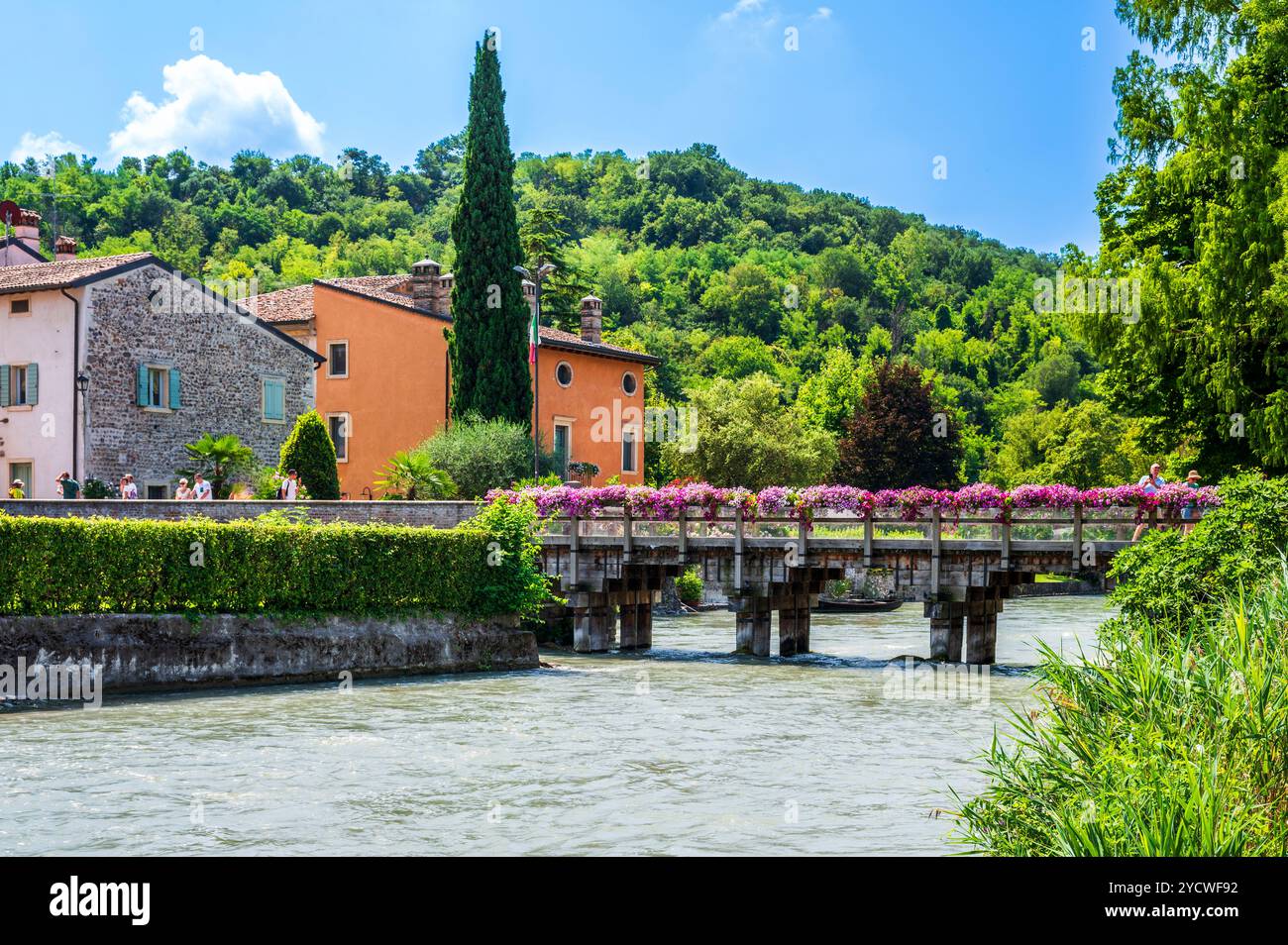 Summer on the Mincio river. Historic village of Borghetto sul Mincio ...