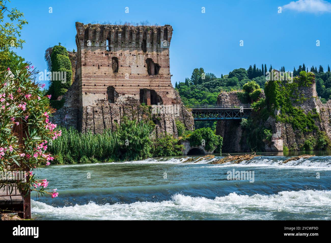 Summer on the Mincio river. Historic village of Borghetto sul Mincio ...