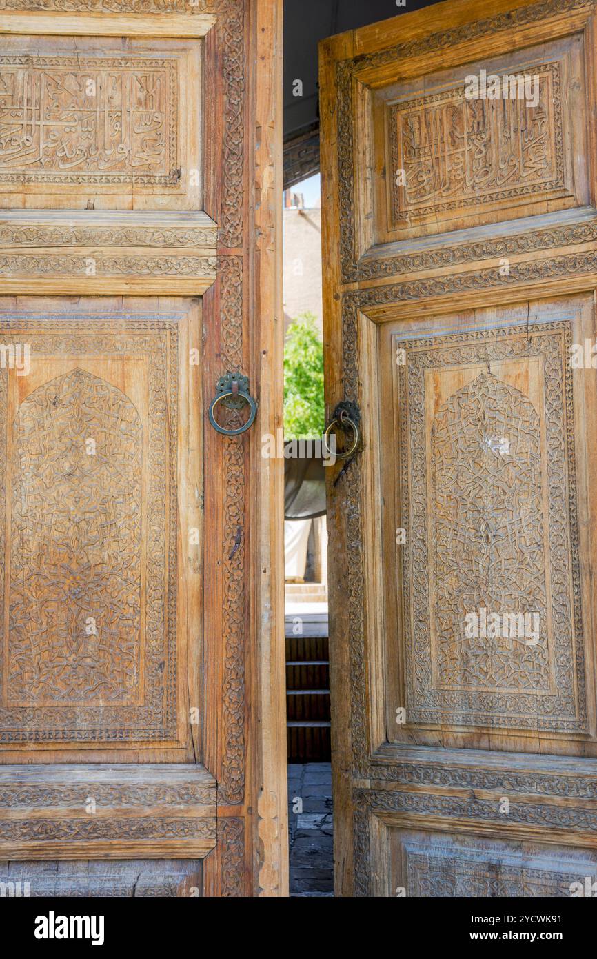 Carved wooden front door hi-res stock photography and images - Alamy