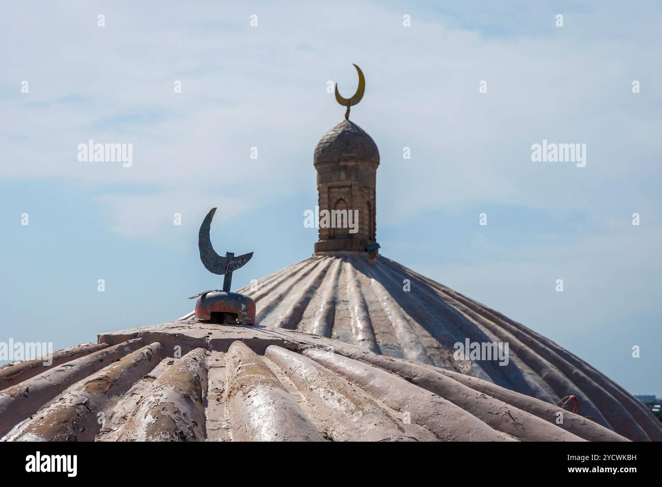 Crescent moon on mosque hi-res stock photography and images - Alamy