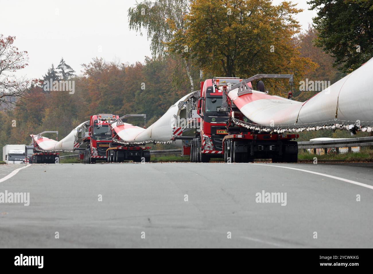 Schwertransporter mit Rotorblaettern Rotorblättern fuer für ein Windrad ...