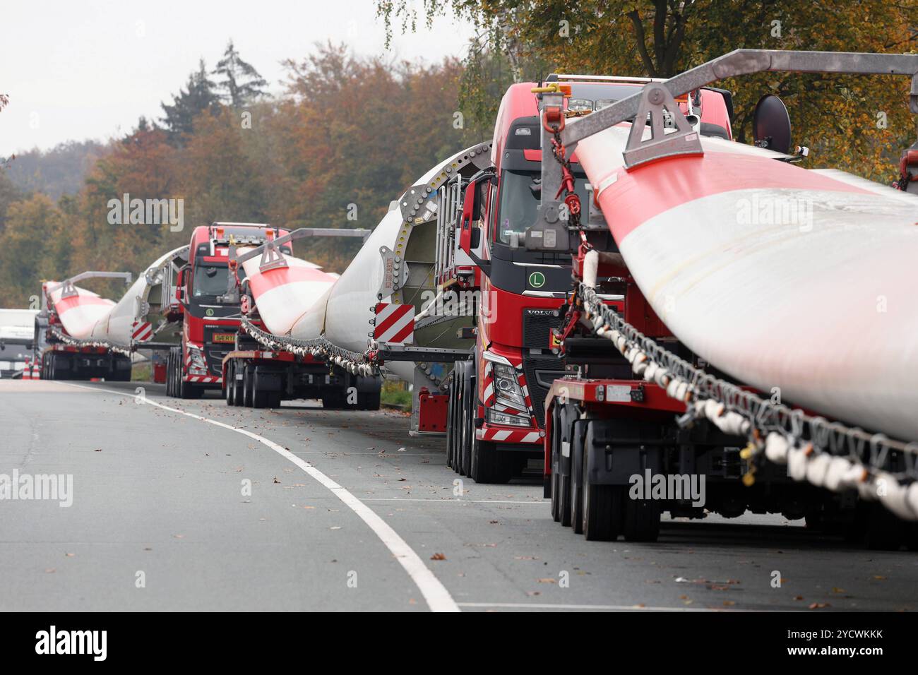 Schwertransporter mit Rotorblaettern Rotorblättern fuer für ein Windrad ...