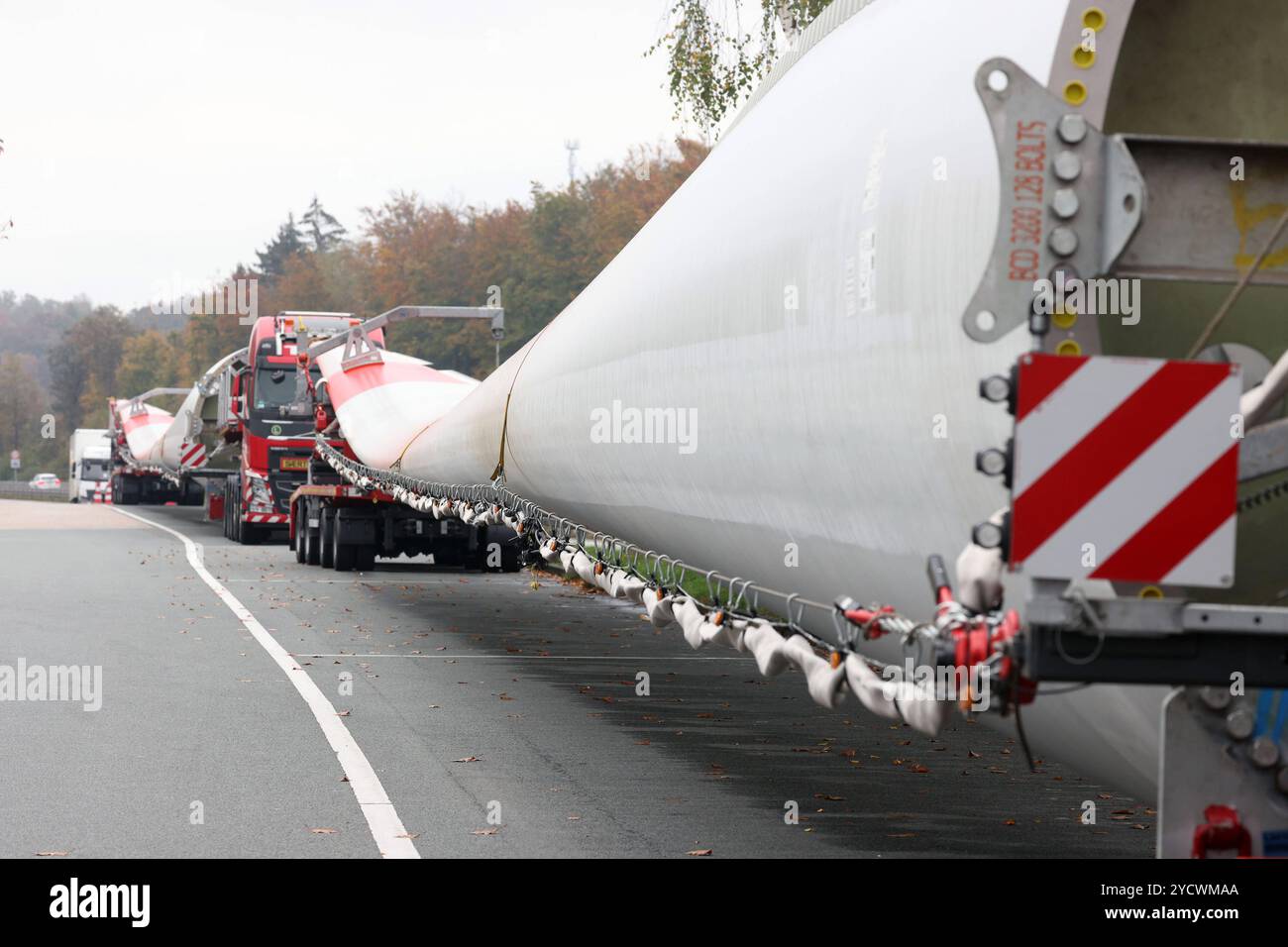 Schwertransporter mit Rotorblaettern Rotorblättern fuer für ein Windrad ...