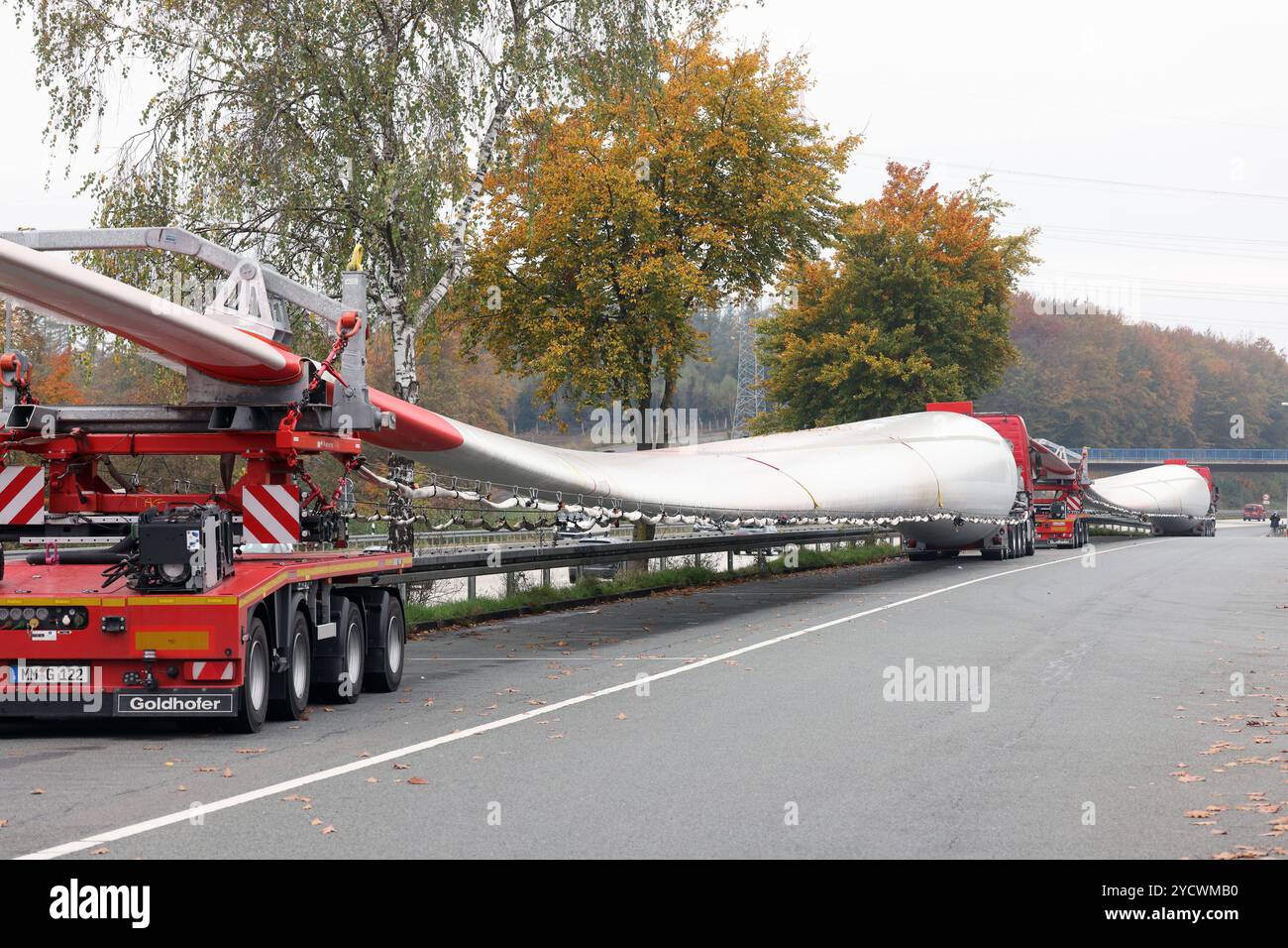 Schwertransporter mit Rotorblaettern Rotorblättern fuer für ein Windrad ...
