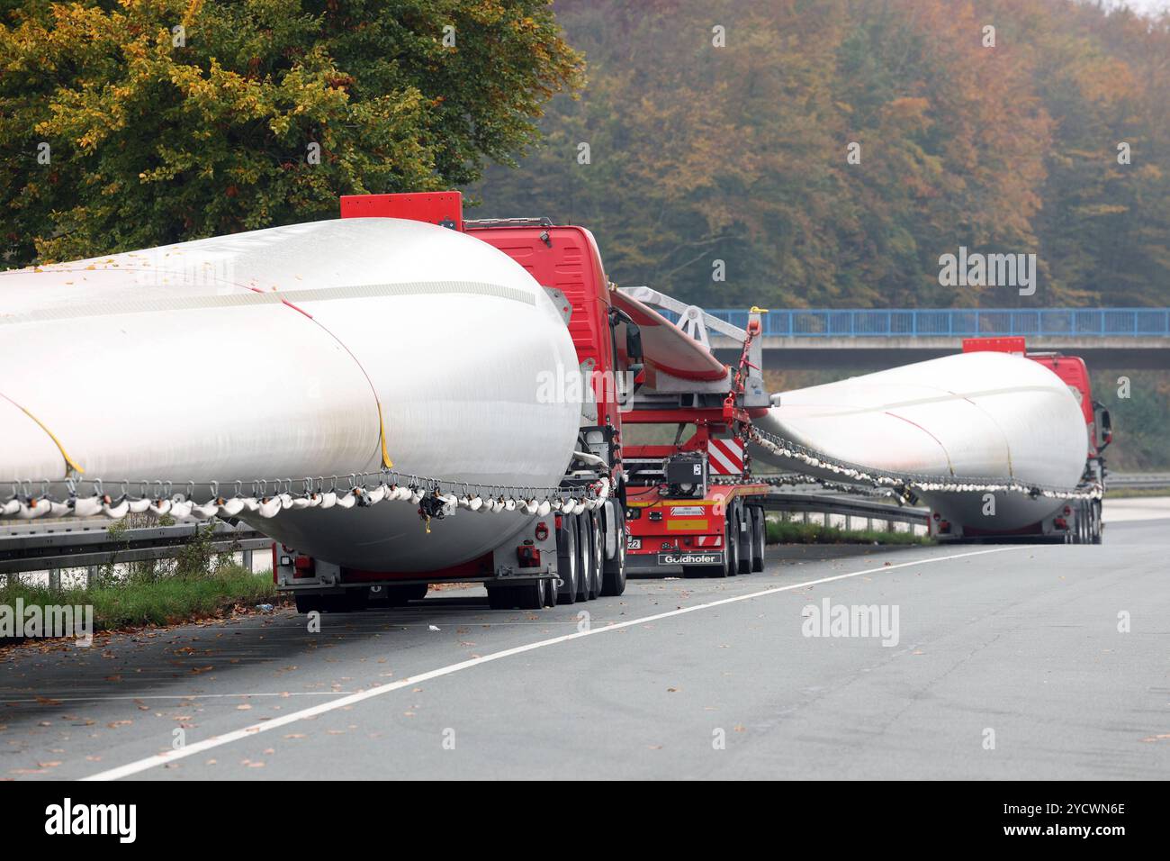 Schwertransporter mit Rotorblaettern Rotorblättern fuer für ein Windrad ...