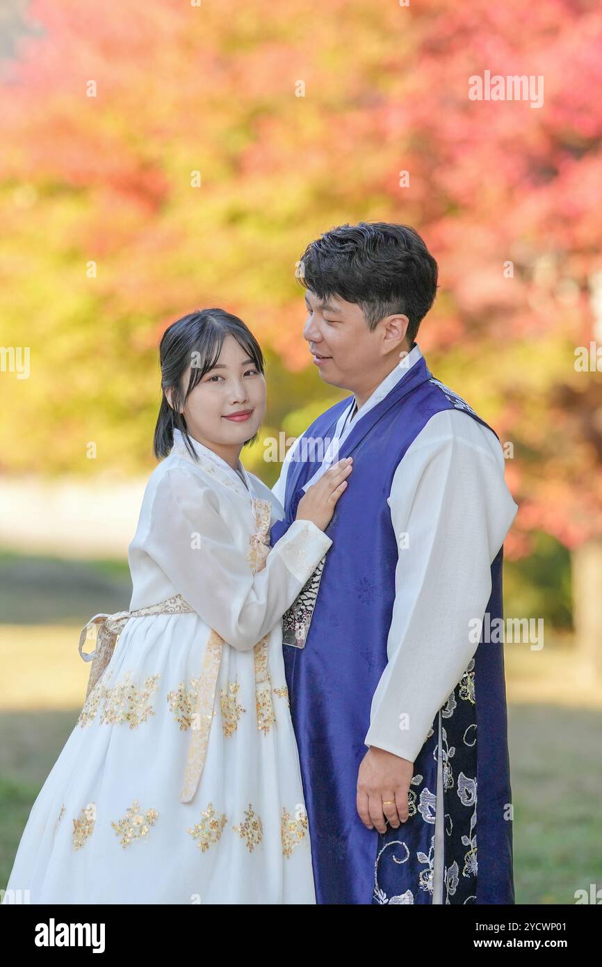 A Korean couple in their 30s and a woman in their 20s are happily ...