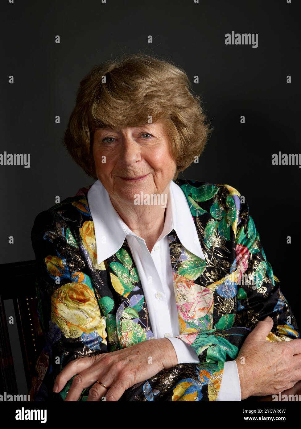 Pam ayres knocks hi-res stock photography and images - Alamy