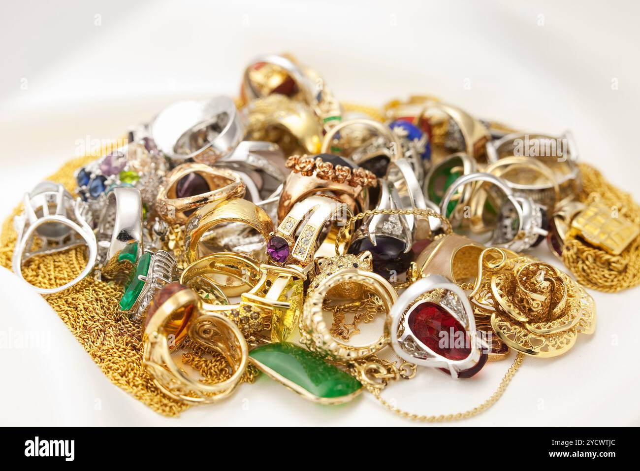 Platinum metal hi-res stock photography and images - Alamy