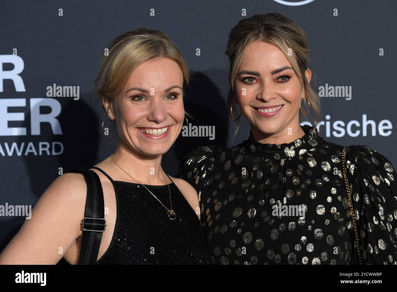 Munich, Germany. 23rd Oct, 2024. Actors Isabell Stern (l) and Laura ...