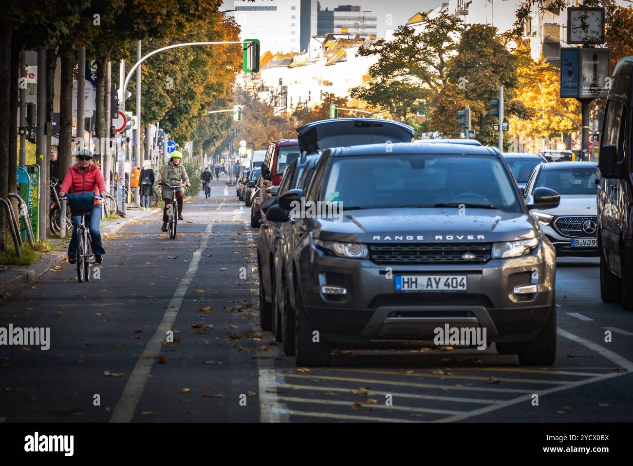Berlin Charlottenburg Kantstraße, Verkehr, Straßenverkehr, Radfahrer ...