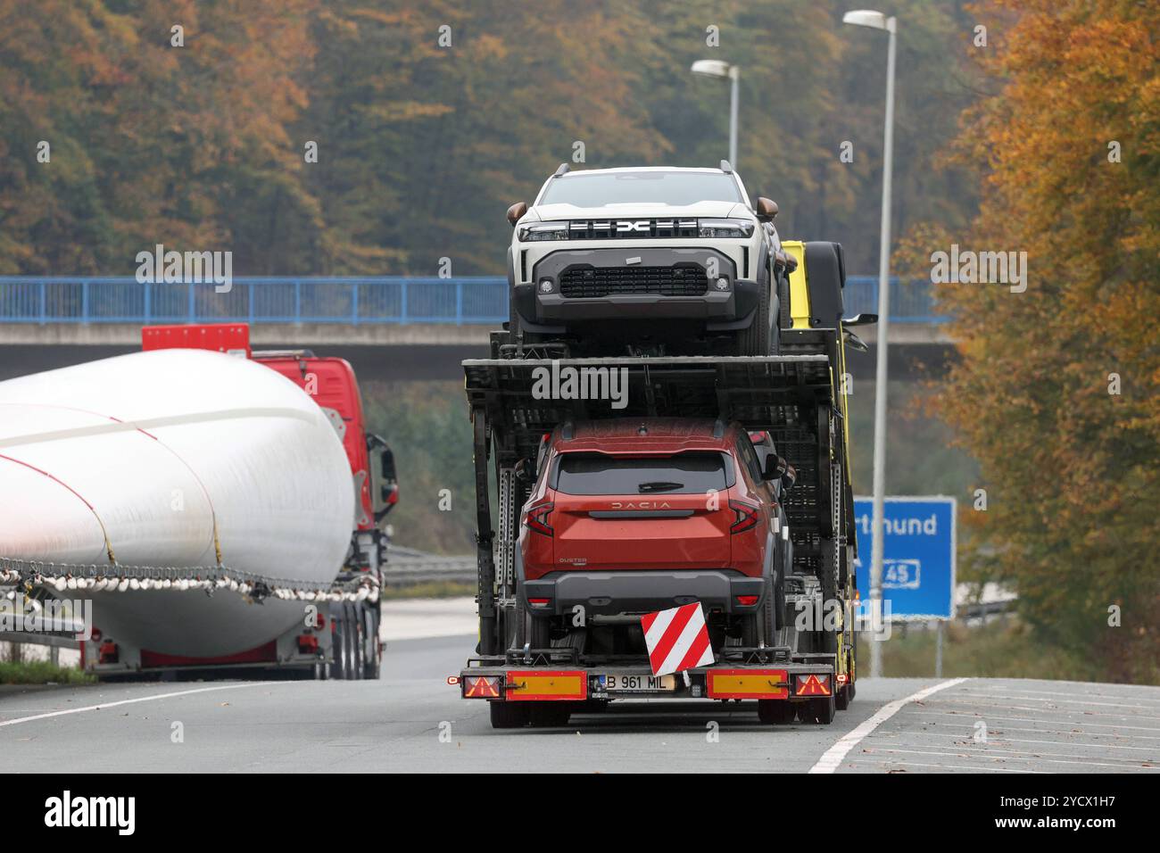 Ein Autotransporter mit Dacia Duster Fahrzeugen auf der Raststaette ...