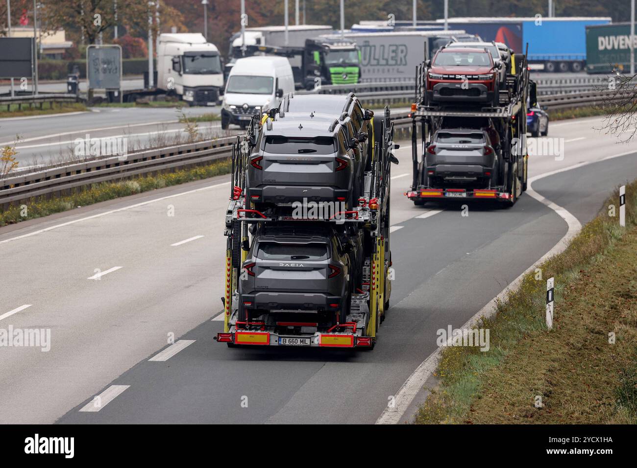 Zwei Autotransporter mit Dacia Duster Fahrzeugen fahren von der ...