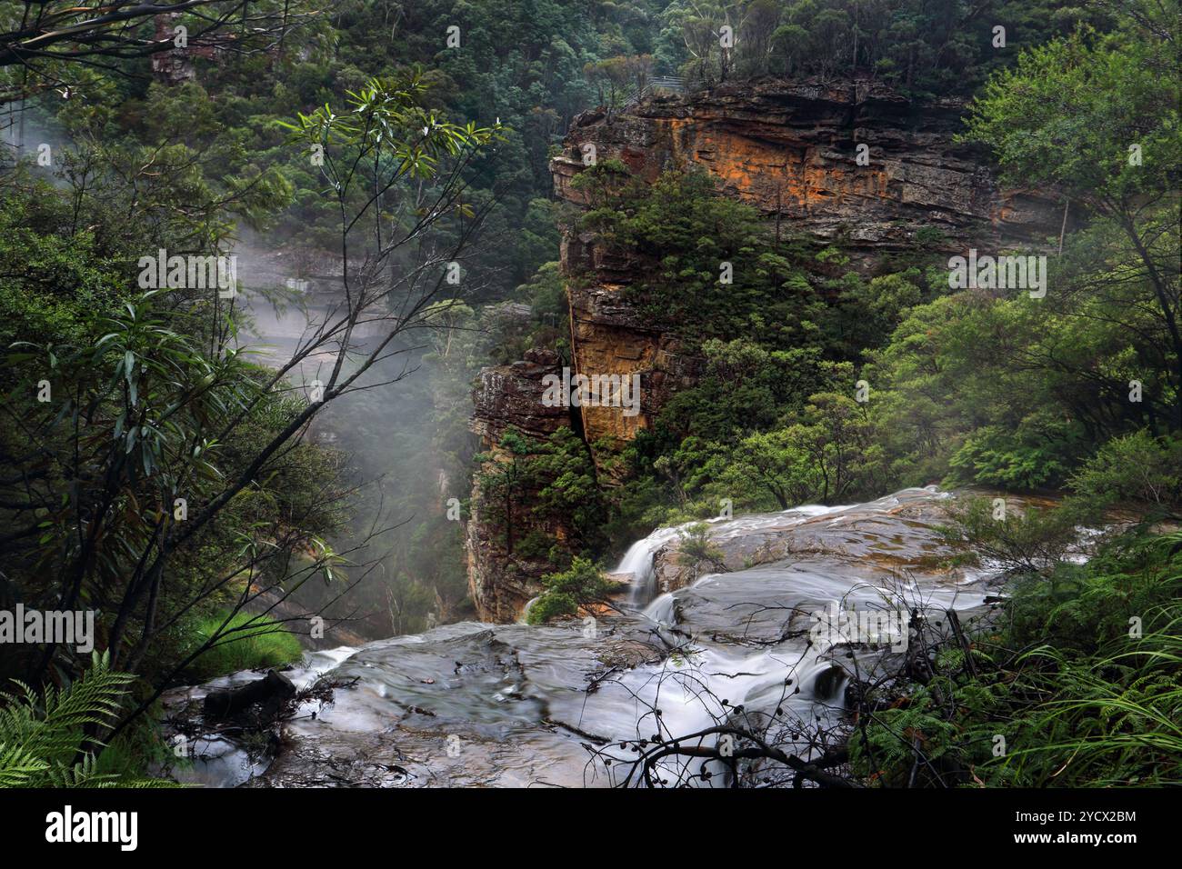 Flowing over the ledge at Wentworth Falls Stock Photo - Alamy