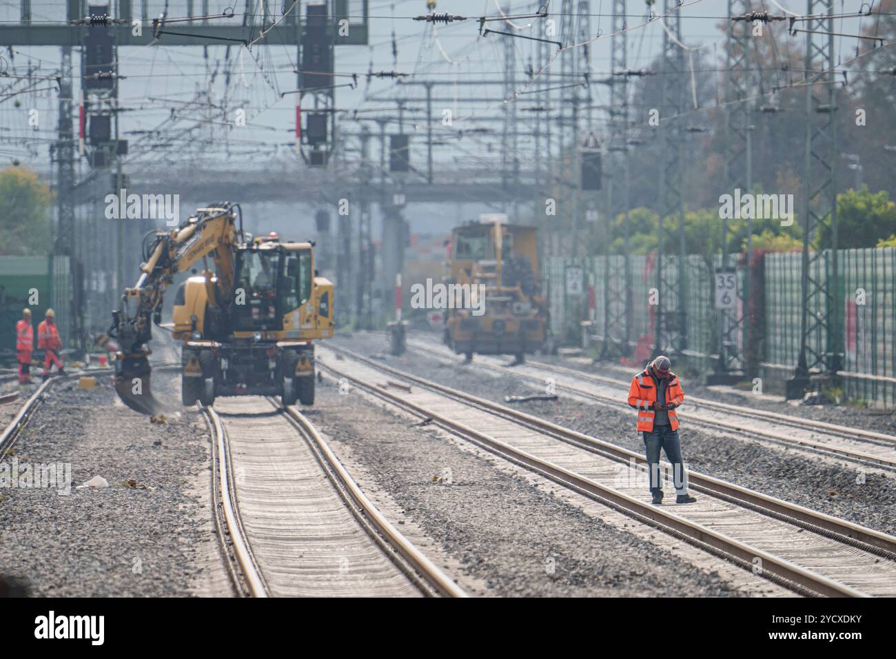 Gernsheim, Germany. 24th Oct, 2024. A construction train rolls into ...
