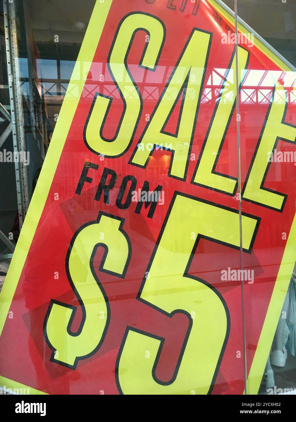 Retail sale window hi-res stock photography and images - Alamy