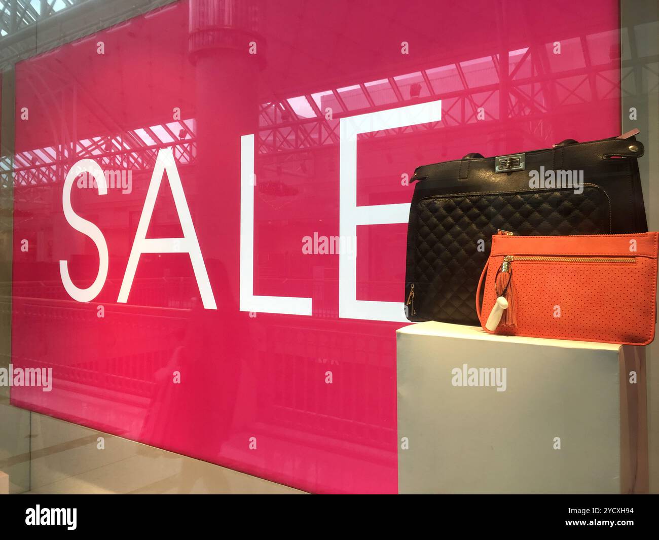 Sale Sign and handbags on display in shop front window Stock Photo - Alamy