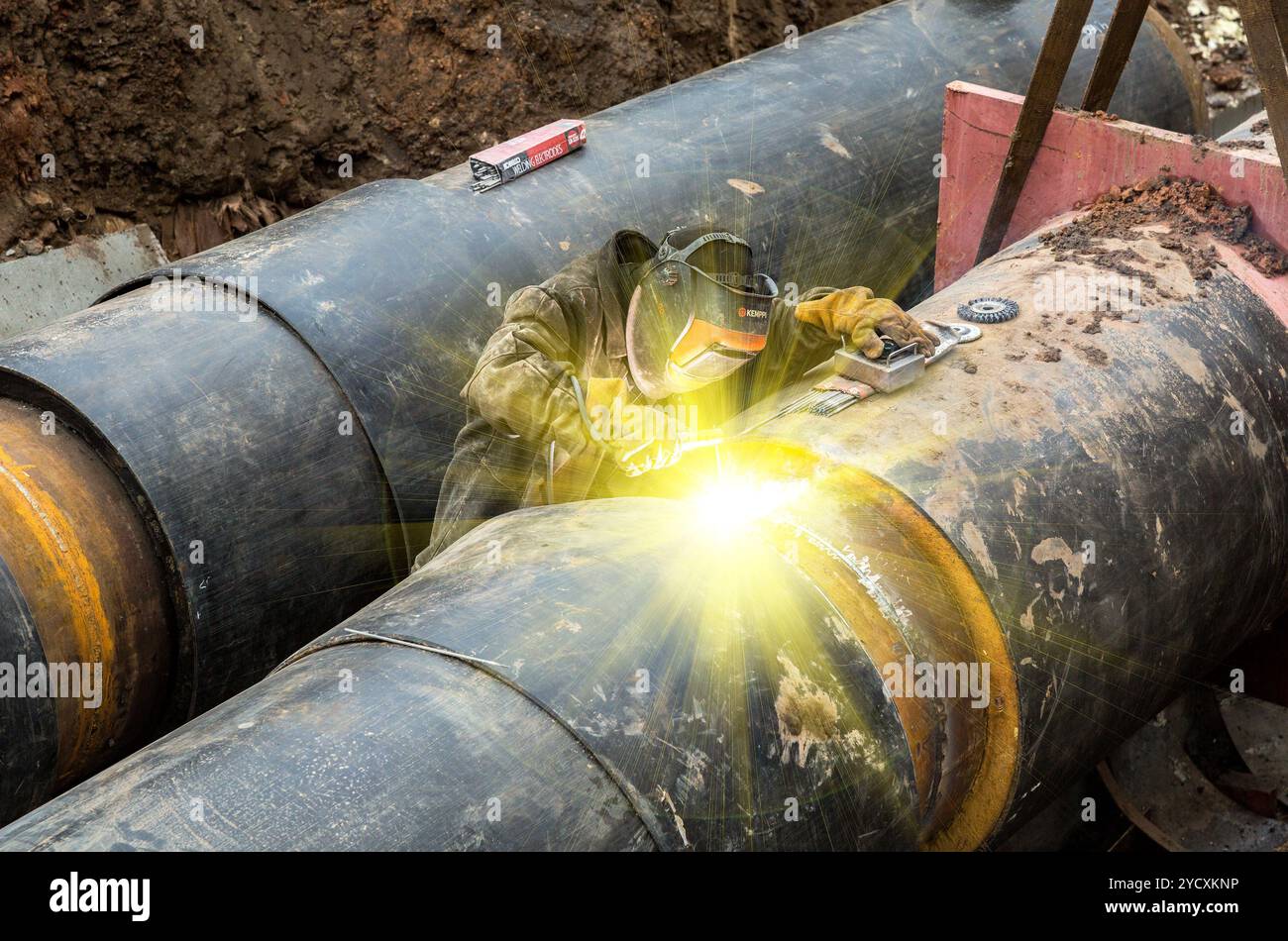 Worker welding metal part hi-res stock photography and images - Alamy