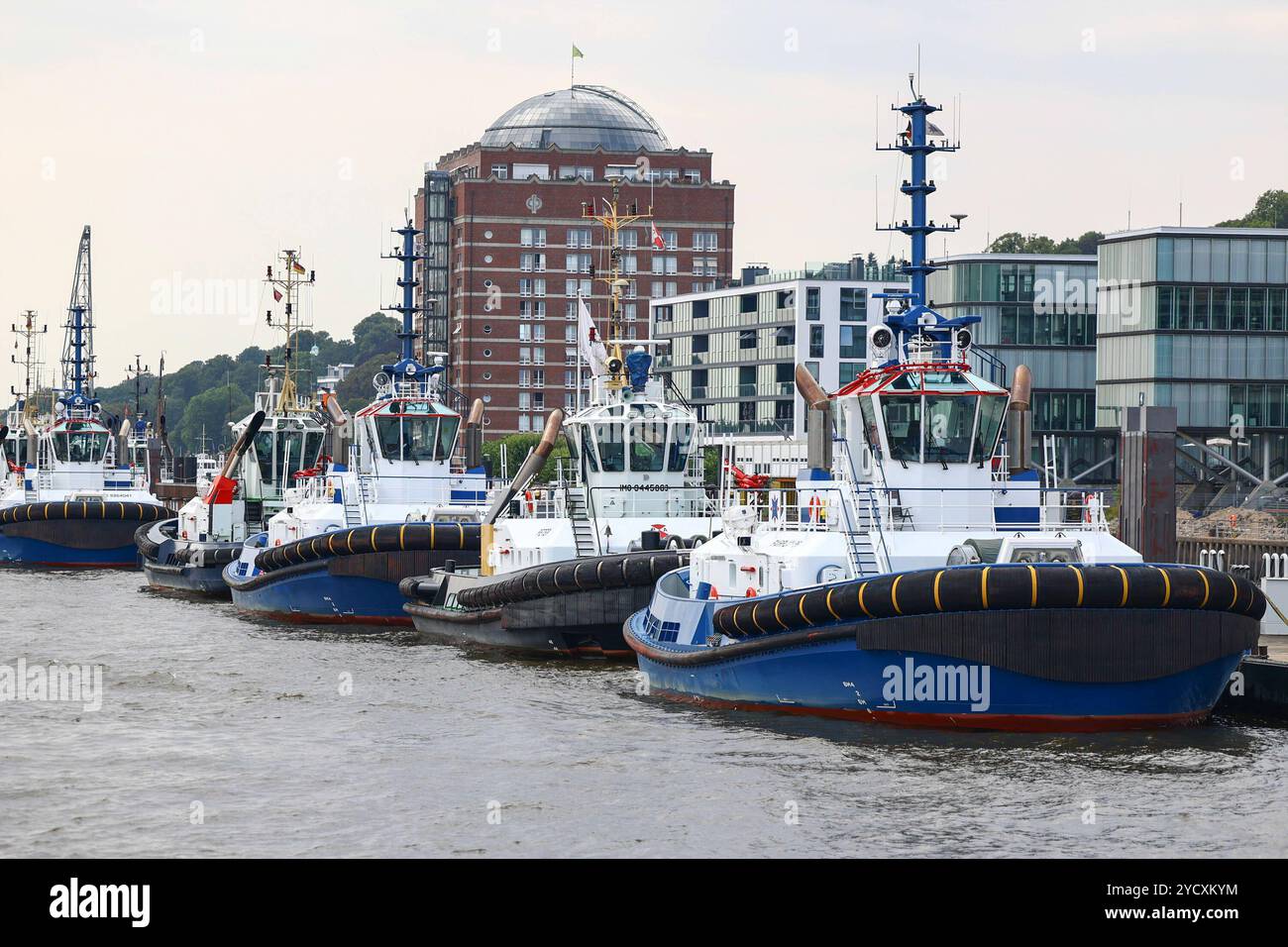 Stockbilder 10/2024 Schlepper in Liegeposition im Hamburger Hafen ...