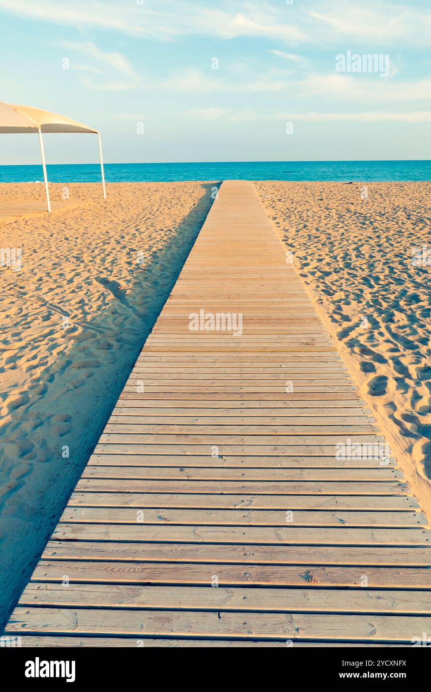 Empty wooden path beach hi-res stock photography and images - Alamy