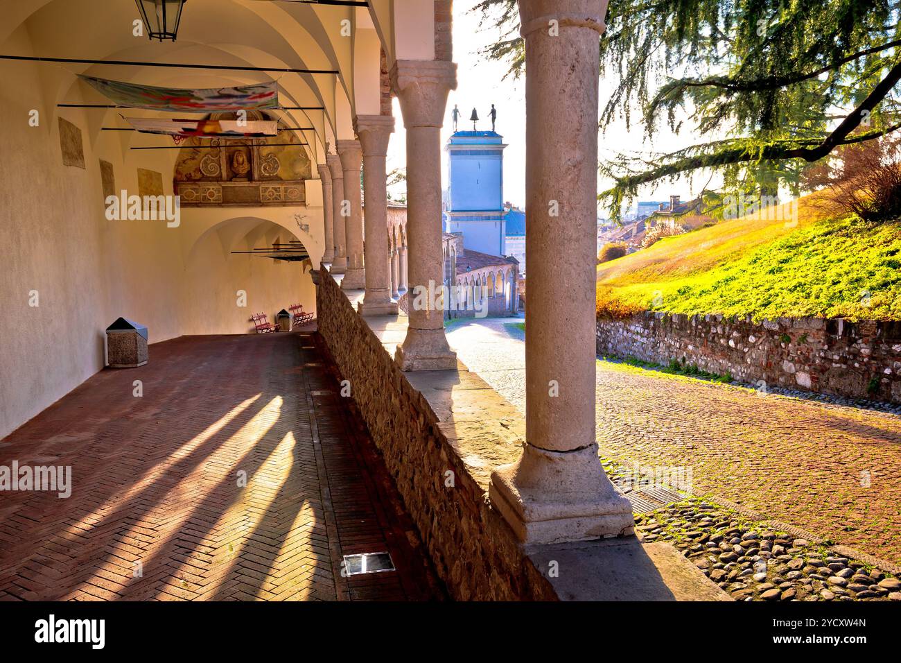 Medieval paved street arches hi-res stock photography and images - Alamy