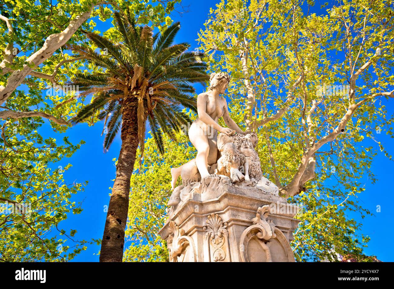City fountain gate entrance hi-res stock photography and images - Alamy