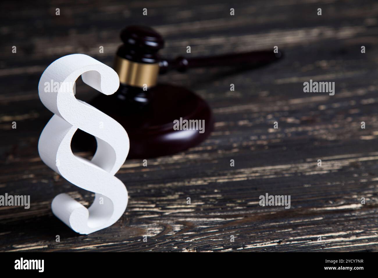 Judges wooden gavel and paragraph Stock Photo - Alamy