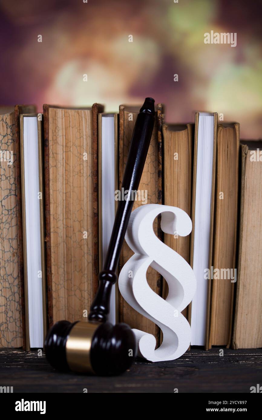 Judges wooden gavel and paragraph Stock Photo - Alamy