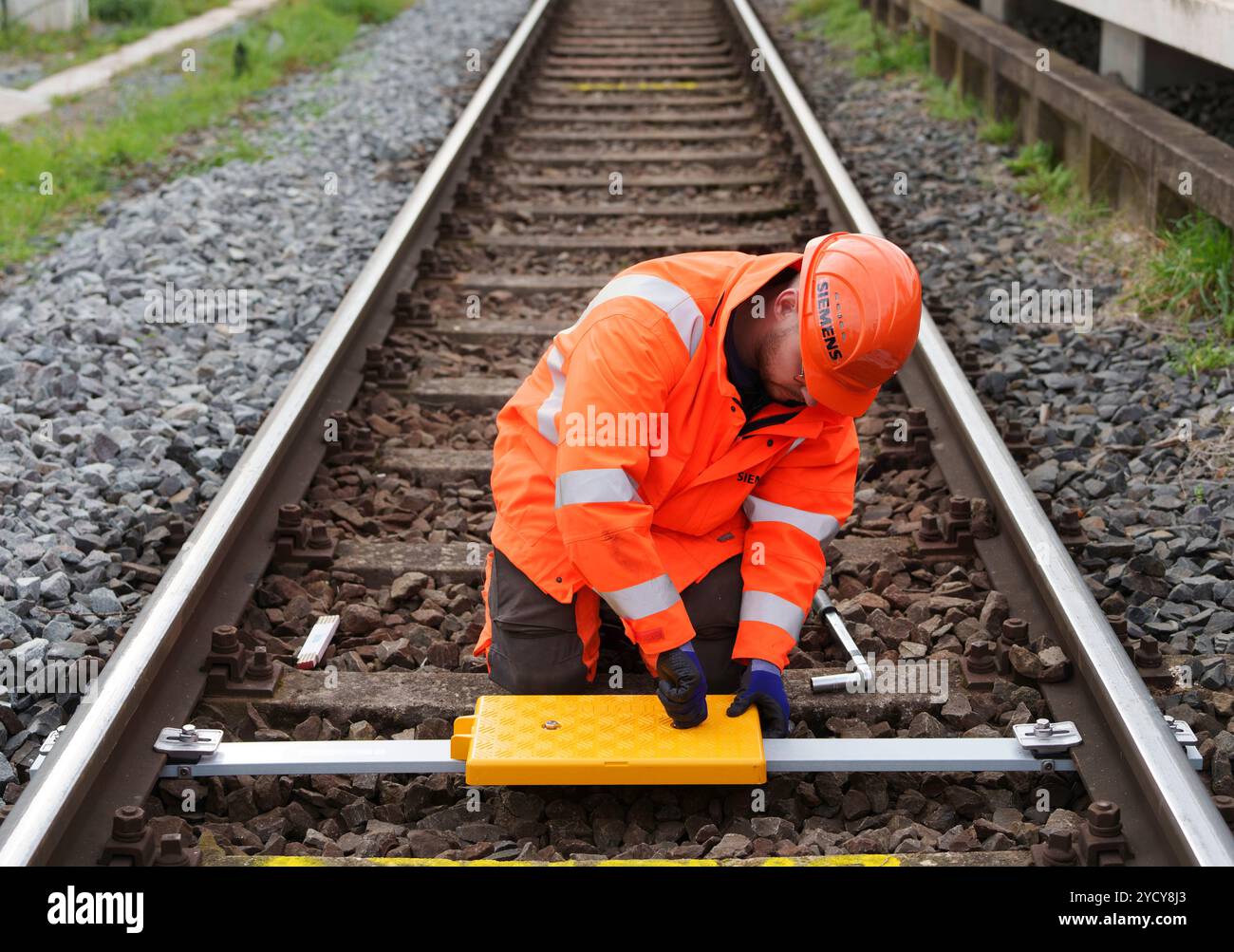 Gernsheim, Germany. 24th Oct, 2024. A Siemens employee shows how a ...