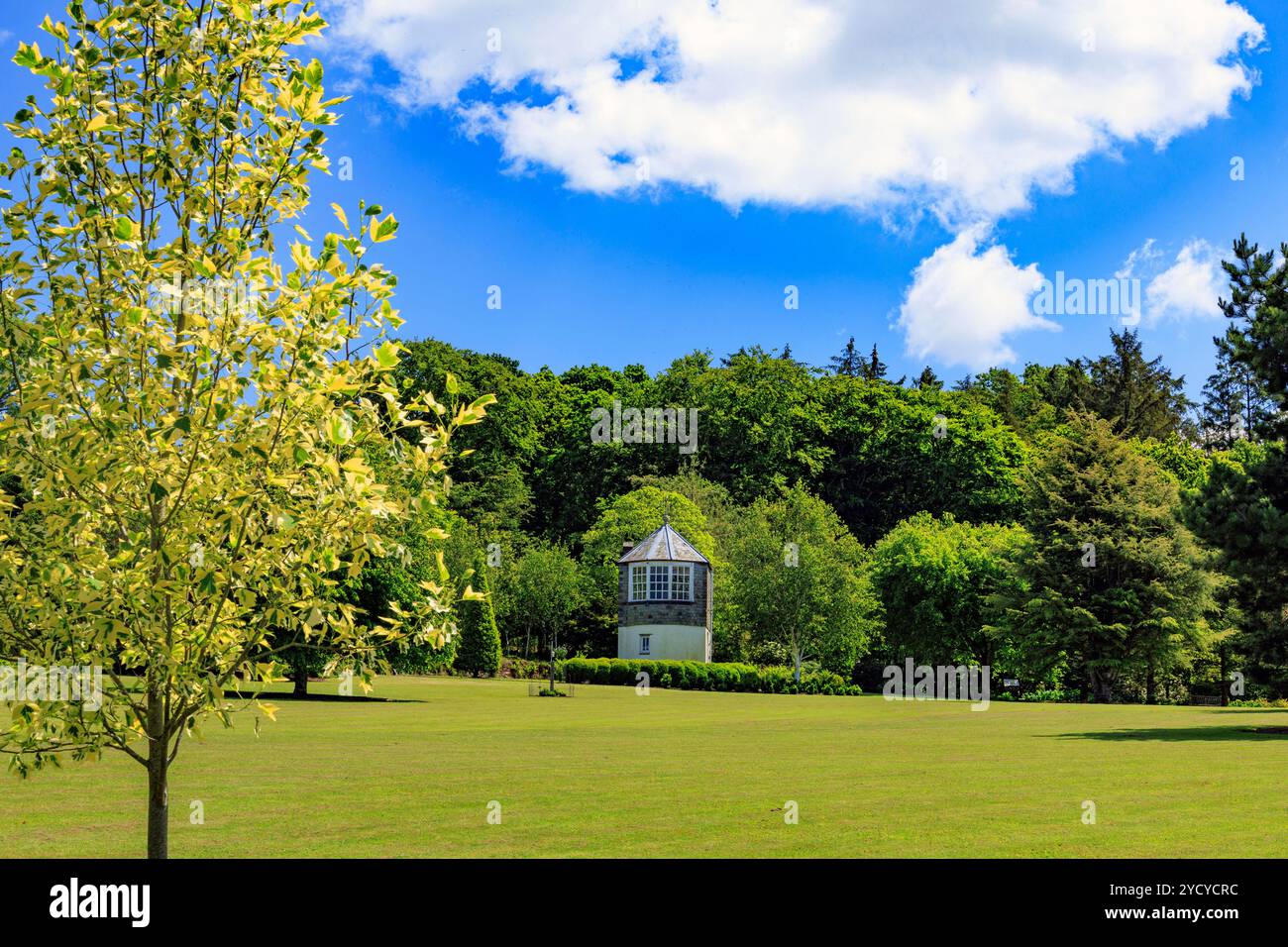 English garden gazebo hi-res stock photography and images - Alamy
