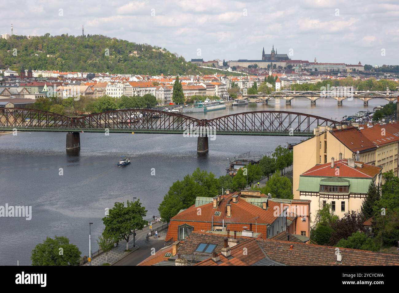 Prague bridge riverside view castle hi-res stock photography and images ...