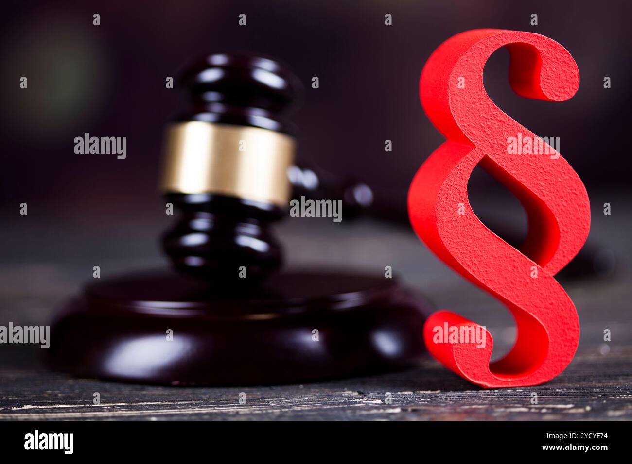 Judges wooden gavel and paragraph Stock Photo - Alamy