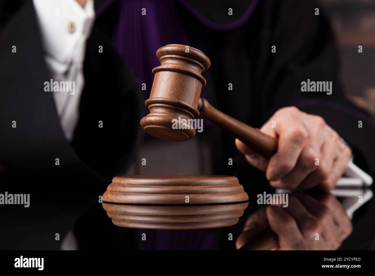 Judge gavel hand law book hi-res stock photography and images - Alamy
