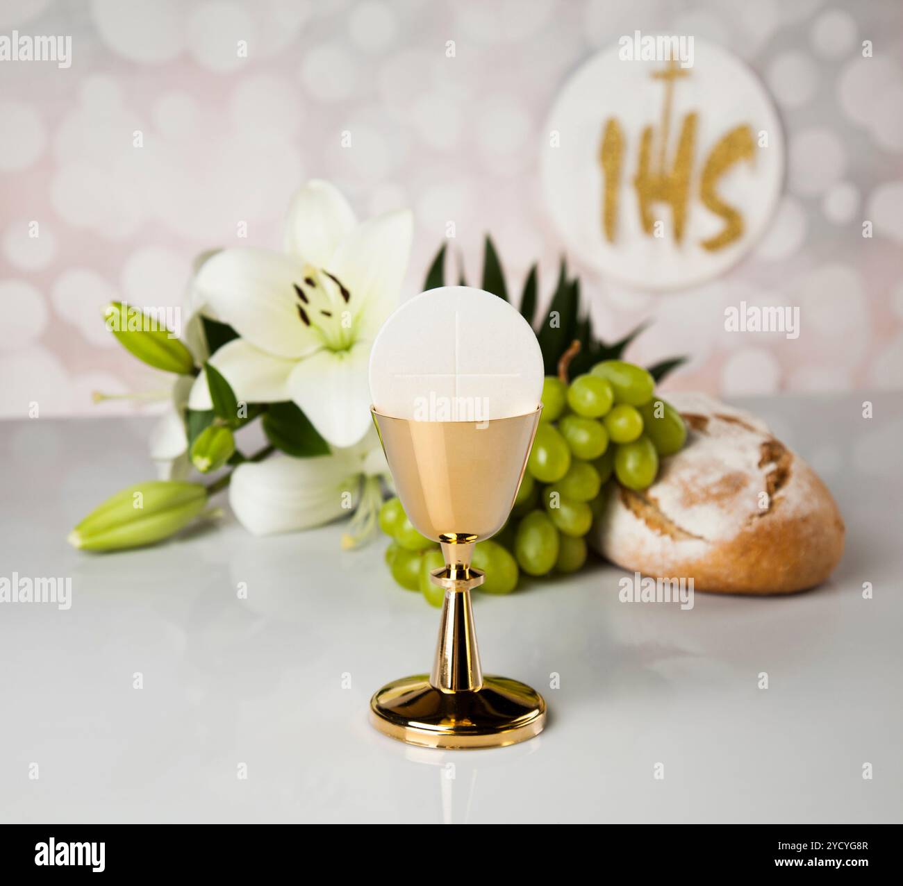 Chalice and host hi-res stock photography and images - Alamy