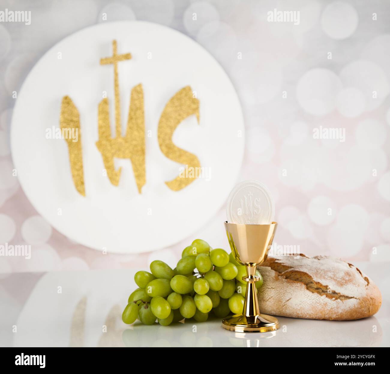 Golden sacred chalice church hi-res stock photography and images - Alamy