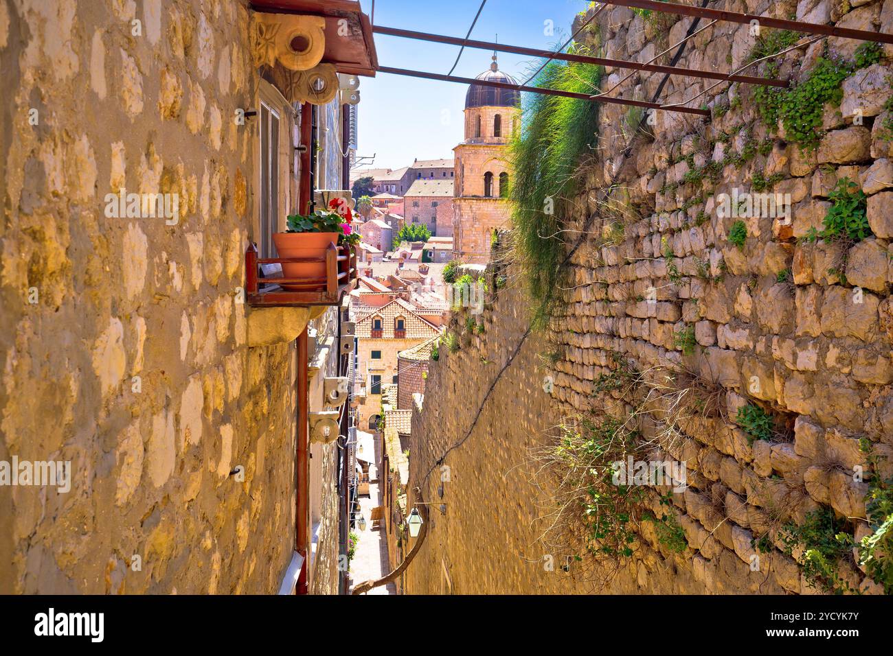 Narrow site hi-res stock photography and images - Alamy
