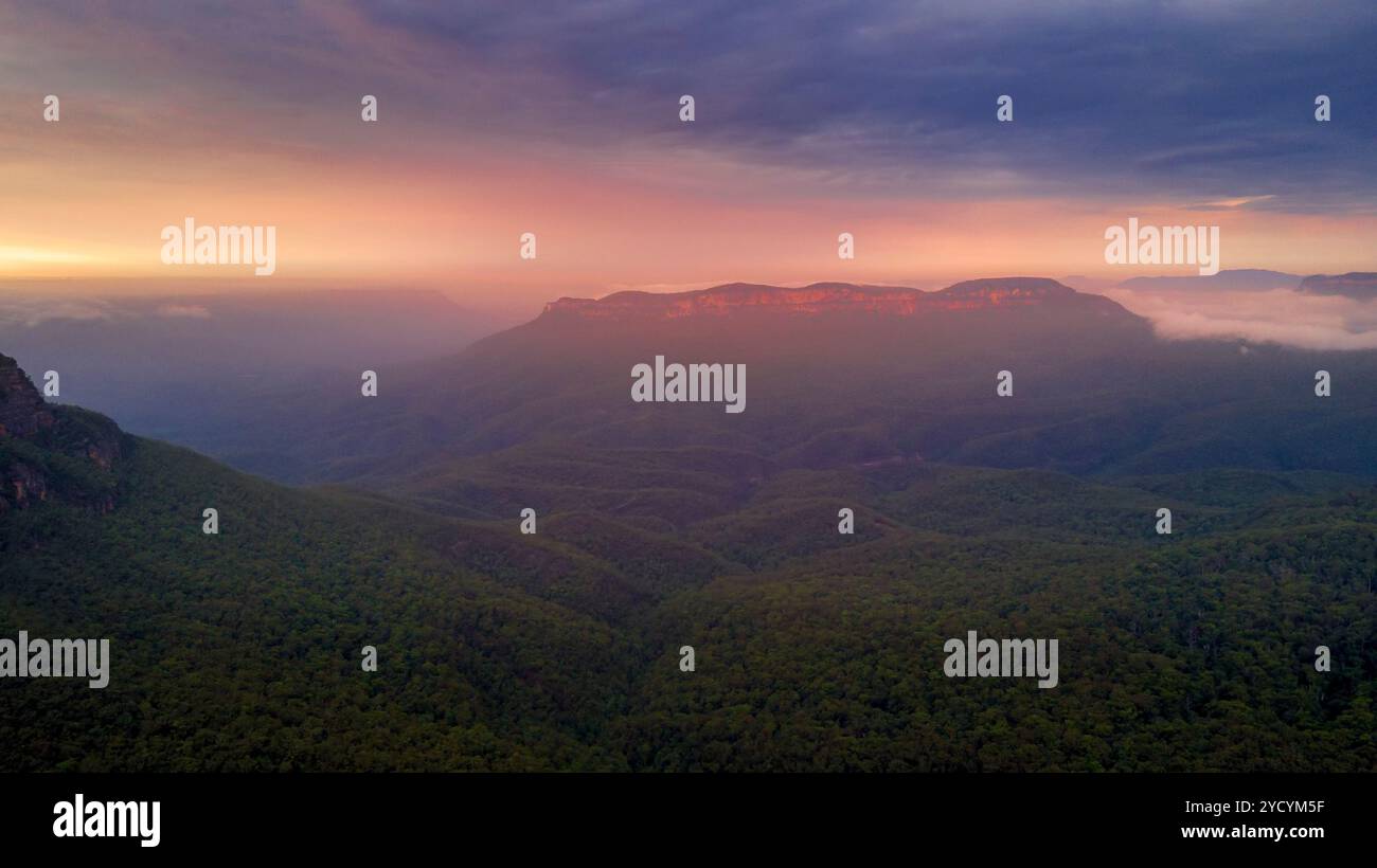 Beautiful sunrise over Jamison Valley. Australia Stock Photo - Alamy