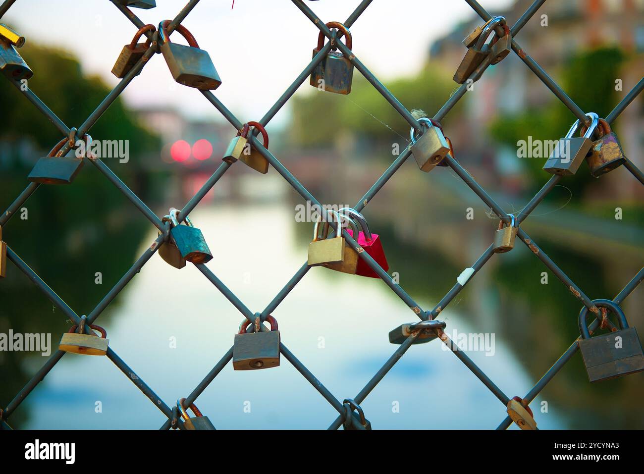 Wedding couple small bridge hi-res stock photography and images - Alamy
